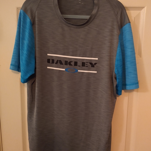 Oakley | Shirts | Oakley Regular Fit Graphic Logo Print Tee Shirt Mens ...